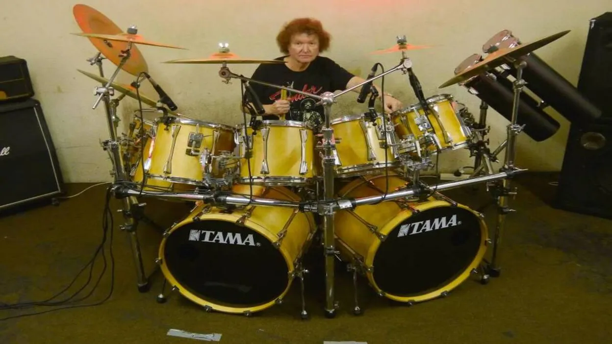 Former JUDAS PRIEST drummer LES BINKS has passed away